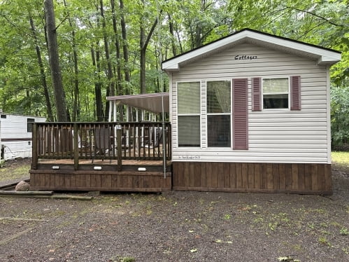 New Price!!! 2004 Northlander Cottager-12'x40' 2 bed, bunks. New skirting!
