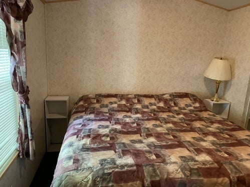 New Price!!! 2004 Northlander Cottager-12'x40' 2 bed, bunks. New skirting!