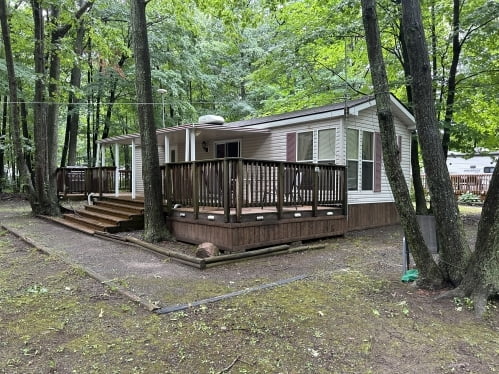 New Price!!! 2004 Northlander Cottager-12'x40' 2 bed, bunks. New skirting!