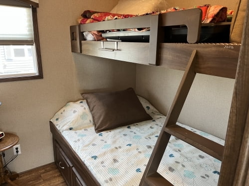 bed, bunks, furniture, appliances, deck, shed, sunroom, covered deck ...