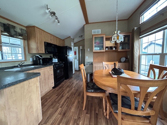 SPACIOUS 1 BEDROOM WITH DEN- LARGE SITE- Site #250, 2012 Northlander ...